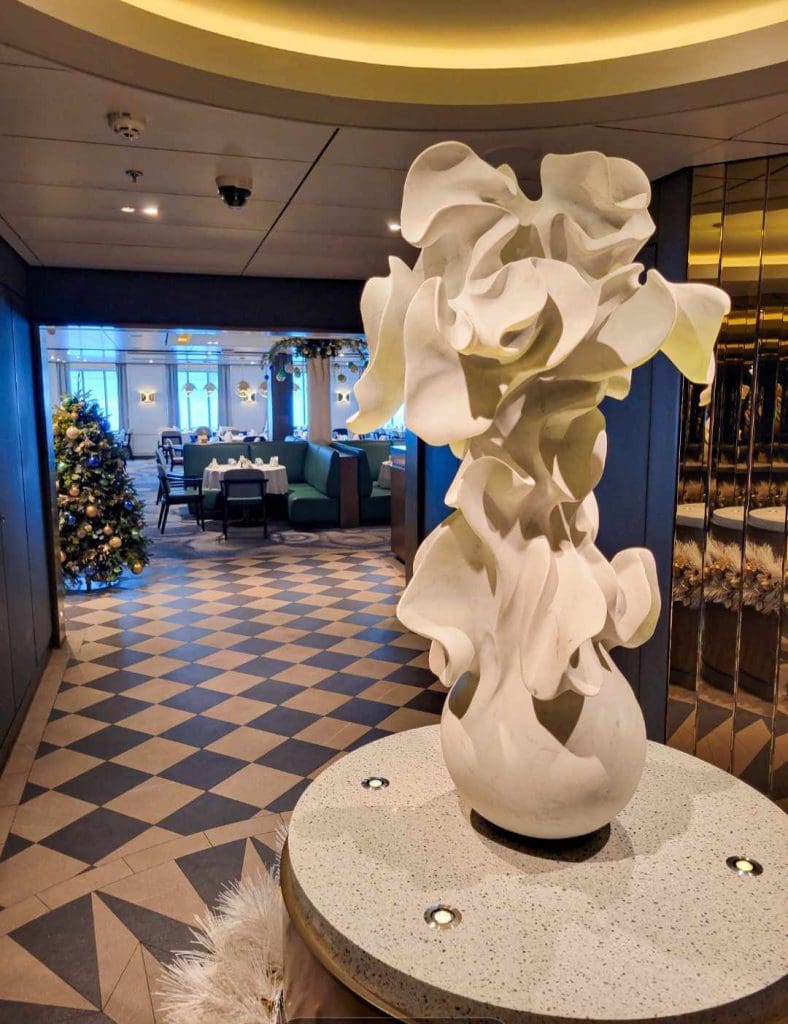 P&O Iona Cruise Ship – Deck Plans, Entertainment & Cruising Tips